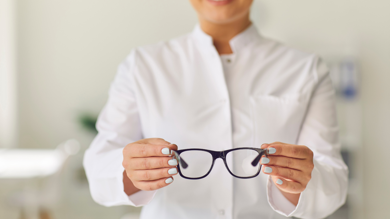Optometrist vs. Ophthalmologist: What’s the Difference and Who Should ...